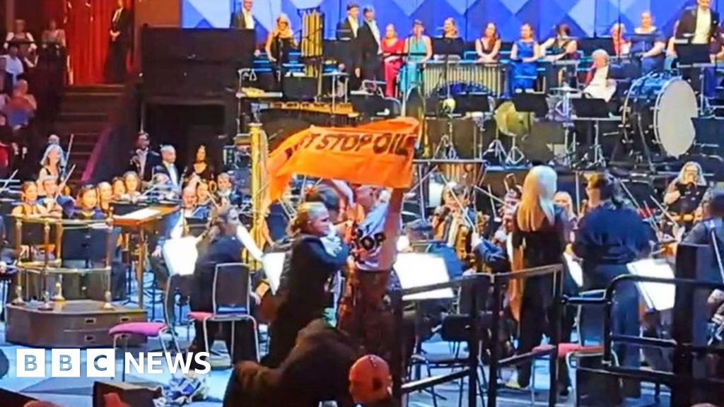 Moment Just Stop Oil interrupt the First Night of the Proms - BBC News