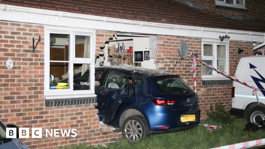 Burgess Hill crash: Car ploughs into house after smashing into lamp-post - BBC News
