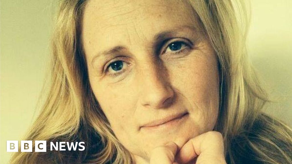 Mother believes tiles at Haggerston Girls' School caused cancer - BBC News