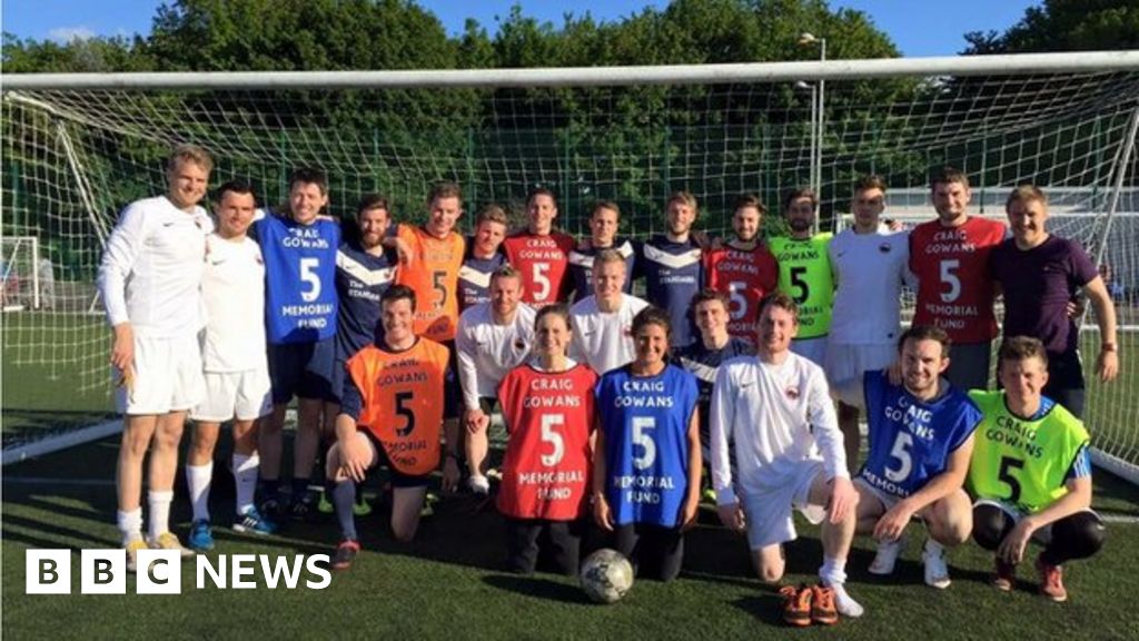 Edinburgh footballers attempt to break record - BBC News