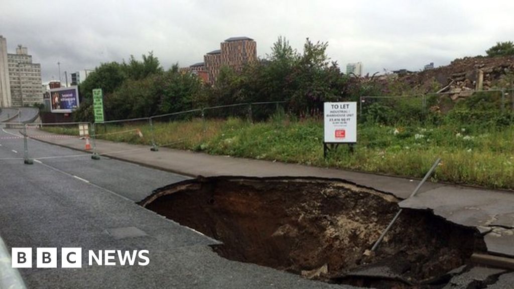 Mancunian Way collapse: Huge hole opens in road after rain - BBC News