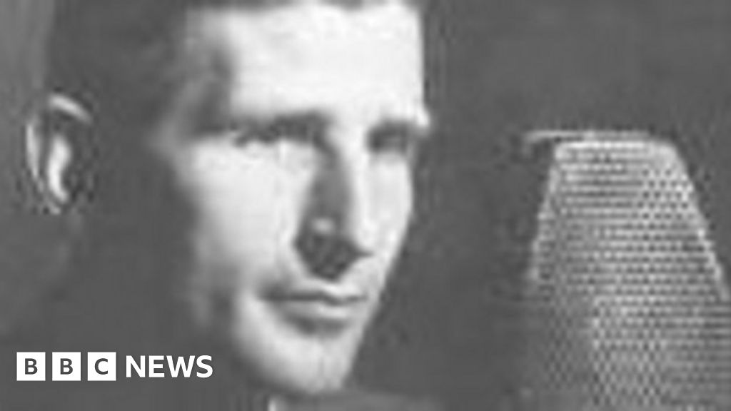 News bulletin about escape of Germans from POW camp in Glamorgan - BBC News