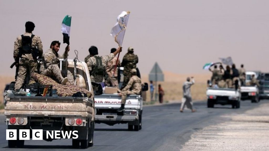 Raqqa: US-backed forces advance in IS 'capital'