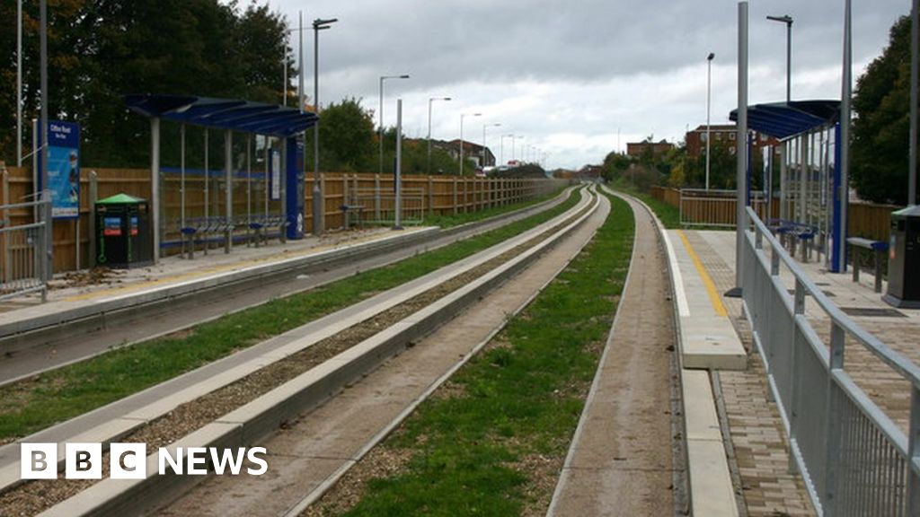 Luton busway crash: Man dies after being hit by bus - BBC News