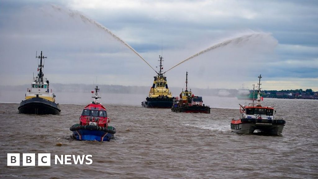 Queen Elizabeth II: Boats, tugs and ferries take part in Mersey tribute