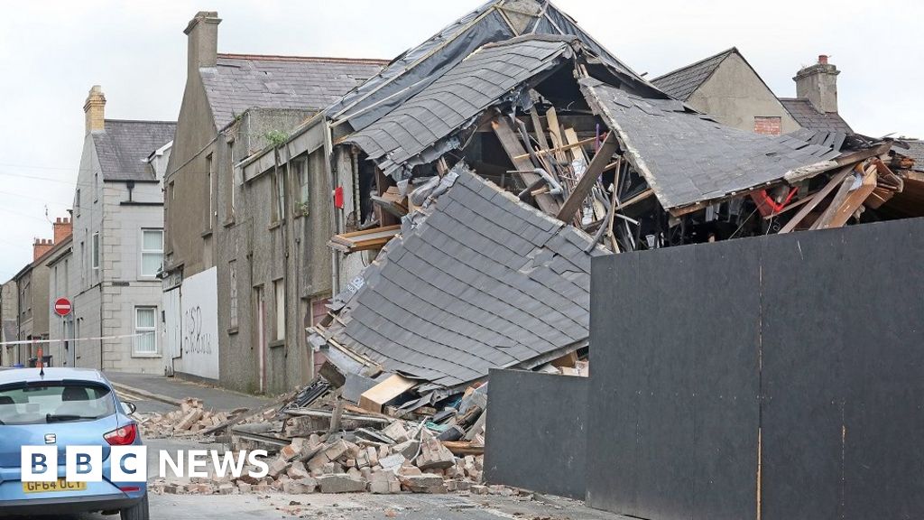 Newtownards: Building collapse closes town centre street - BBC News