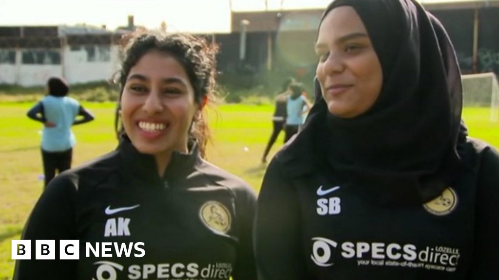 Birmingham football club for Muslim women - BBC News