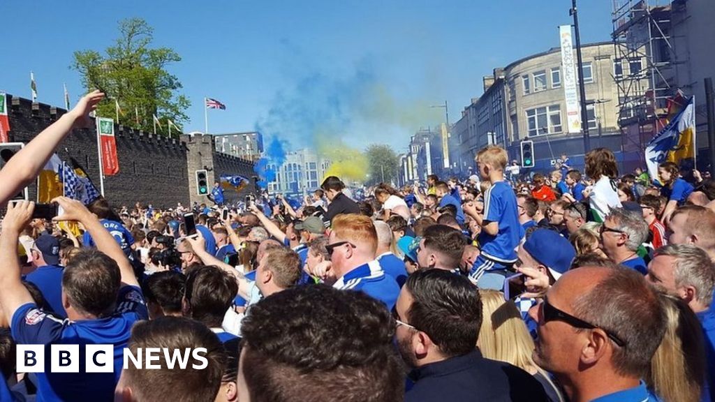 Thousands of fans enjoy Cardiff City promotion parade - BBC News