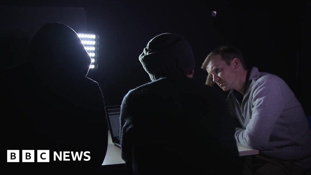 Ukrainian men claim Kremlin email hack - BBC News