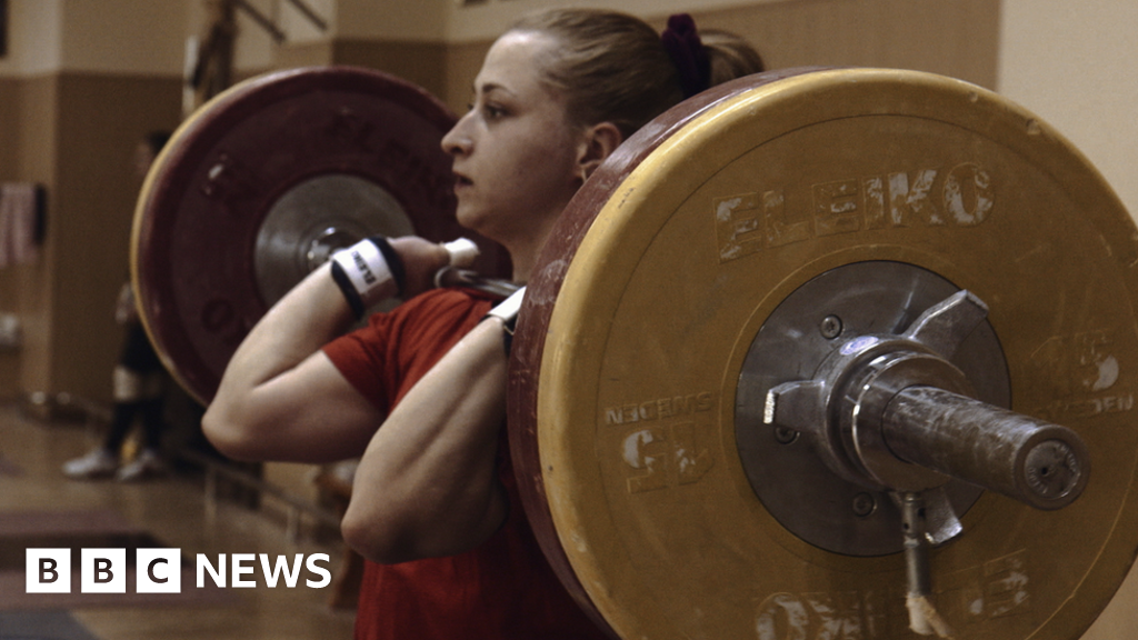 Weightlifter's journey from teenage mother to Olympic medallist - BBC News
