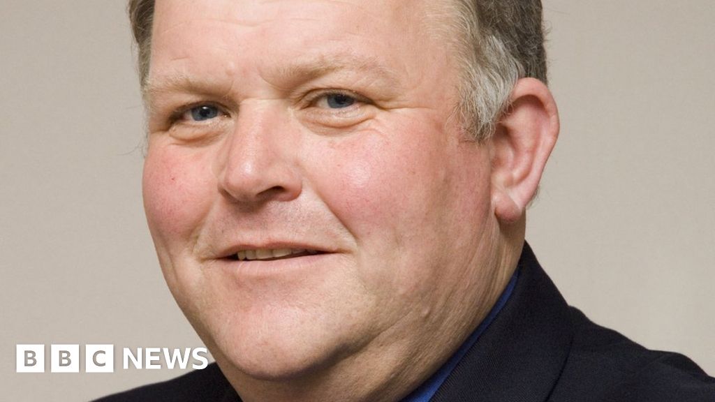 Former Anglesey council leader Phil Fowlie dies aged 58 - BBC News