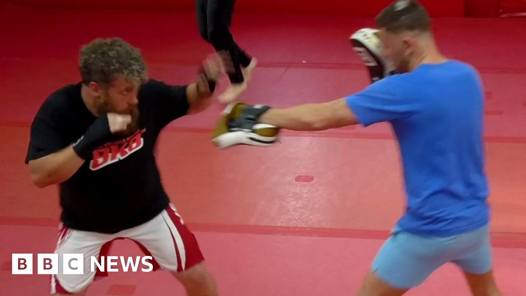 Bare-knuckle boxing staged at O2 Arena for first time - BBC News