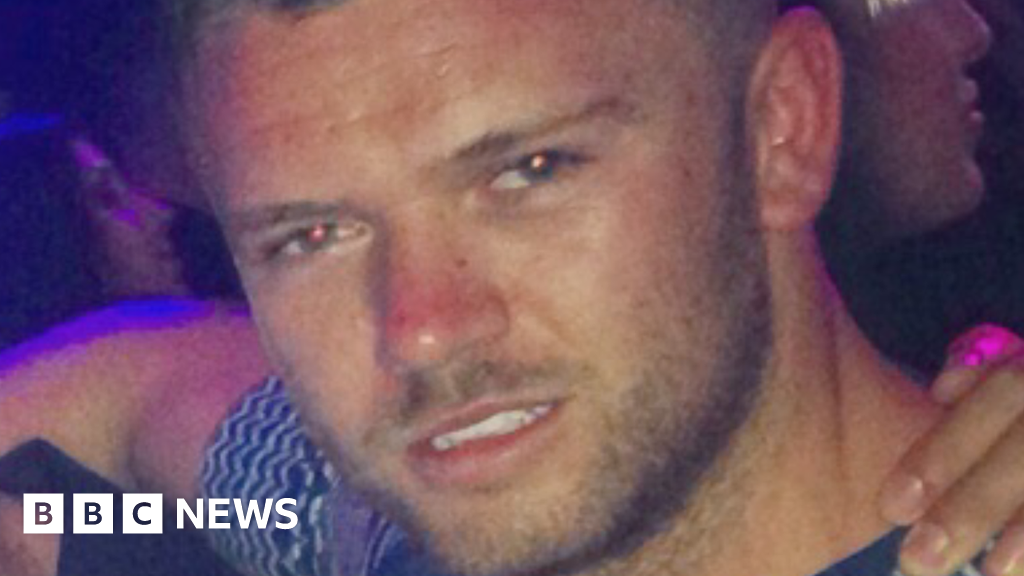 Bexley gym murder trial: Accused stabbed friend in 'defence' - BBC News