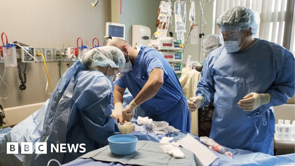 Bowel cancer: Stents 'may prevent need for colostomy bags' - BBC News