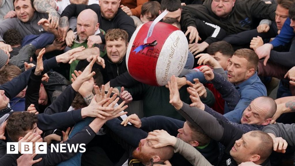 Atherstone Shrove Tuesday ball game marks 823rd event - BBC News