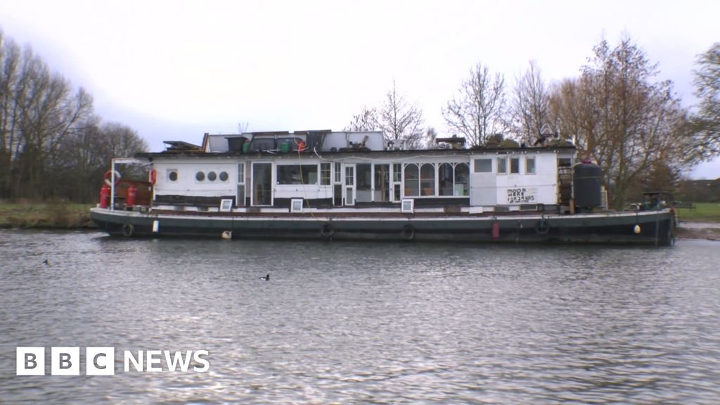 Airbnb-listed Thames houseboat 'like bonfire waiting for a match' - BBC ...