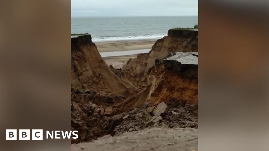 'Sinking sand' warning after cliff collapses in Norfolk - BBC News