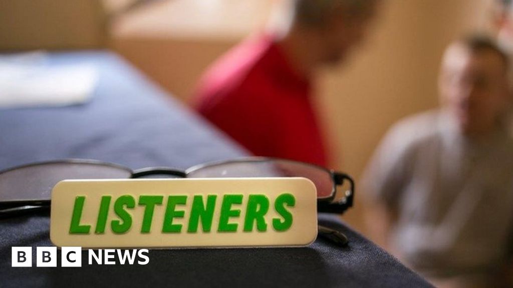 The prisoners who train as Samaritans in jail - BBC News