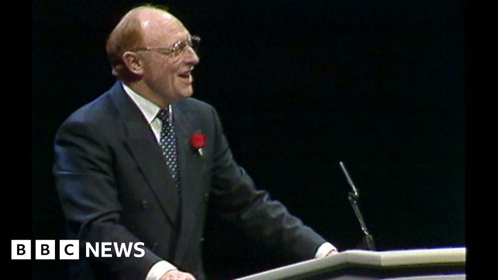 Neil Kinnock's regret of 'all right' Sheffield 1992 rally - BBC News