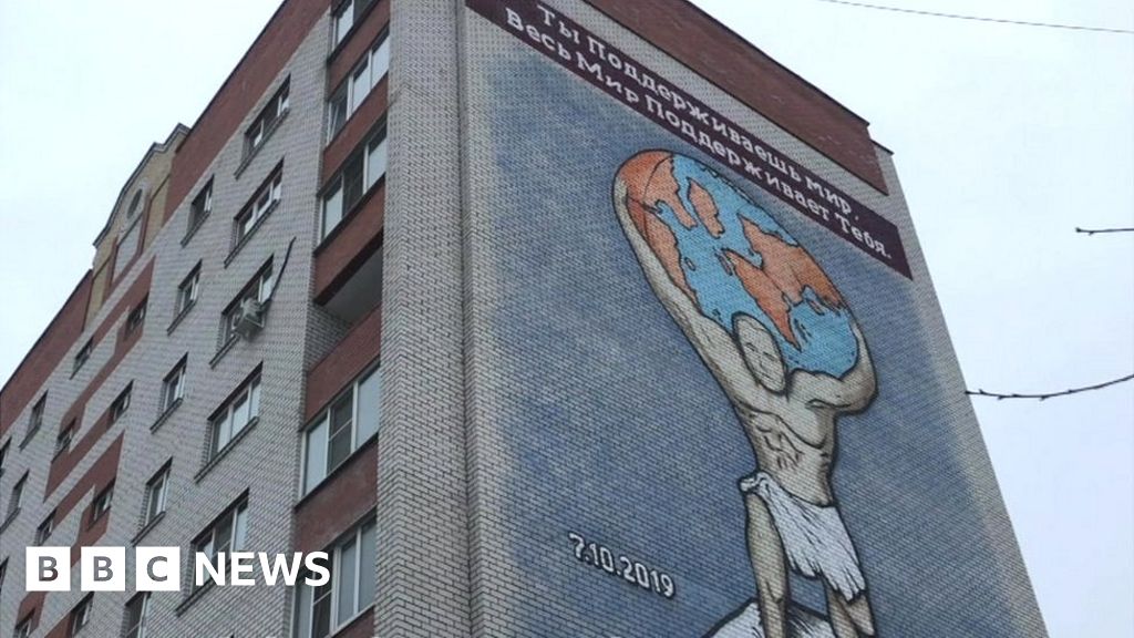 Russian mural shows Putin as Atlas with globe - BBC News