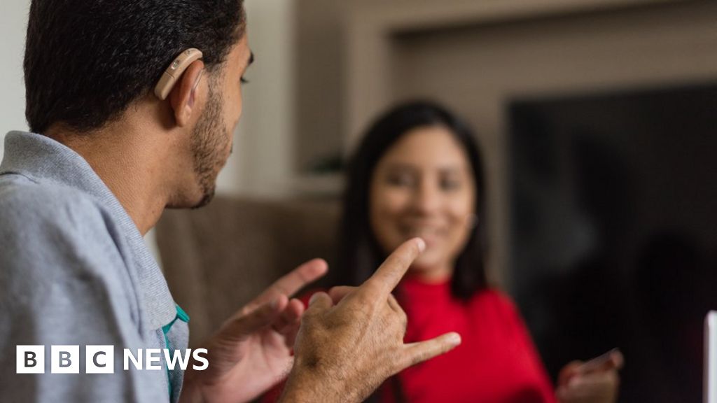 Deaf students in Devon lead awareness training across UK - BBC News