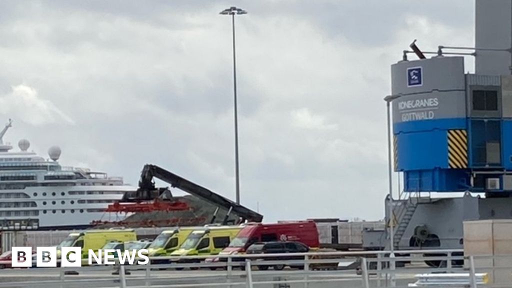 Channel crossings: Migrant stowaways found hiding on vessel - BBC News