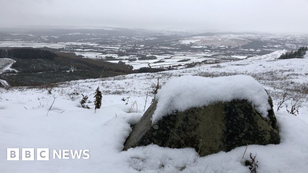 Snow and flooding causes traffic disruption in Wales - BBC News