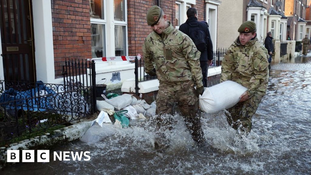Hundreds of key sites in England at risk of floods - BBC News