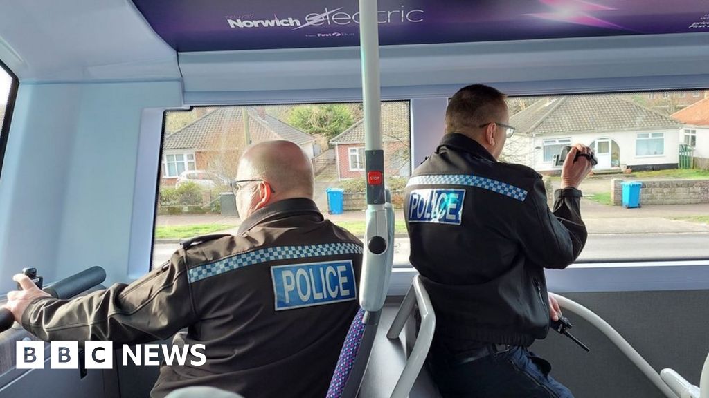 Norfolk Police get on buses to catch passing drivers on phones - BBC News