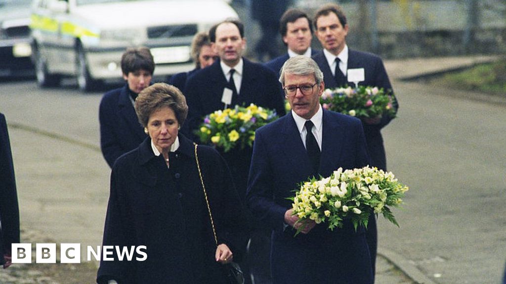 Dunblane parents feared government help U-turn after massacre - BBC News