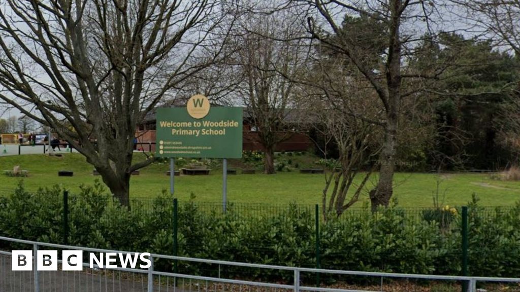 Woodside Primary School in Oswestry shuts after fire - BBC News