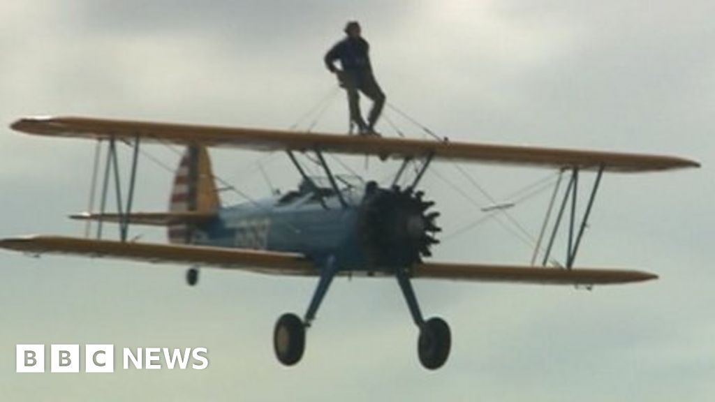 Bomber veteran marks 90th birthday with wing-walk - BBC News