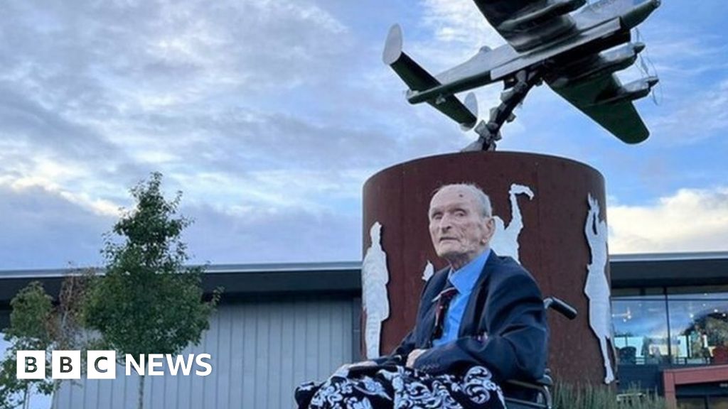 WW2 bomber navigator, 100, pays tribute to comrades - BBC News