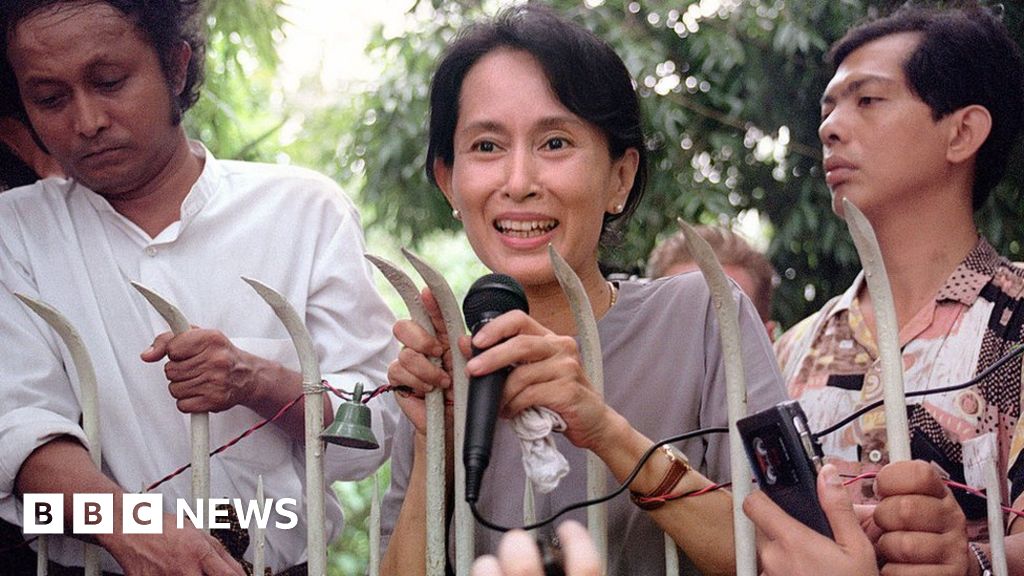 Aung San Suu Kyi: From human rights heroine to alienated icon - BBC News