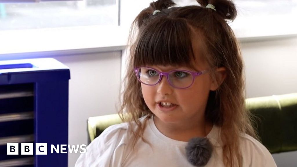 Ukraine: Refugee girls embrace Welsh language at Anglesey school - BBC News
