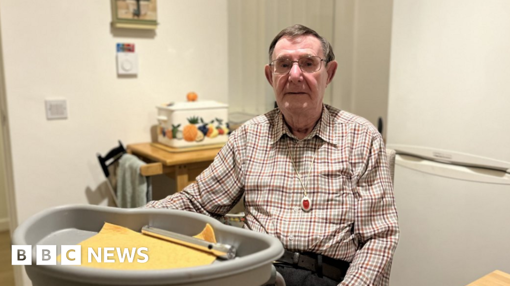 Lenton: Faulty heating leaves residents cold and depressed - BBC News