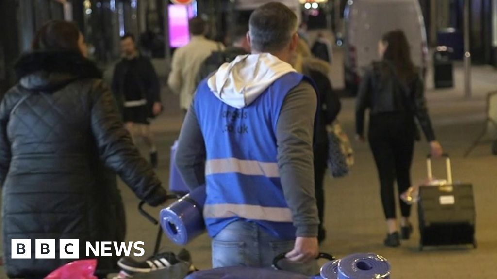 The Leeds volunteers 'believing in' the homeless - BBC News