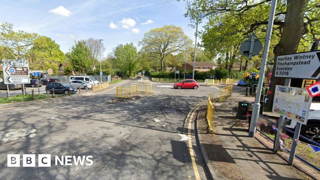 Finchampstead: Date set for double roundabout redesign - BBC News