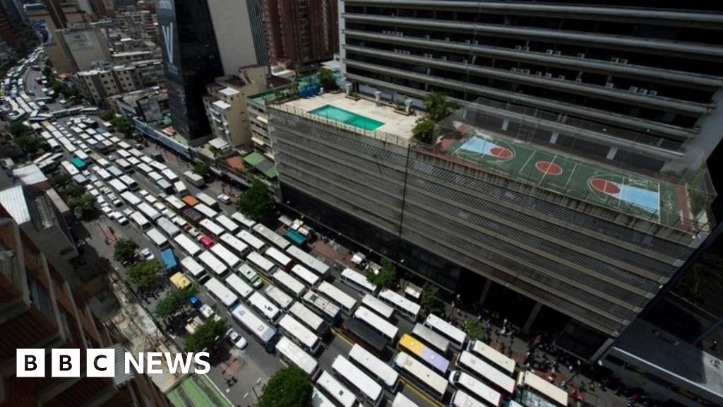 Venezuela crisis: Bus drivers bring chaos to Caracas - BBC News