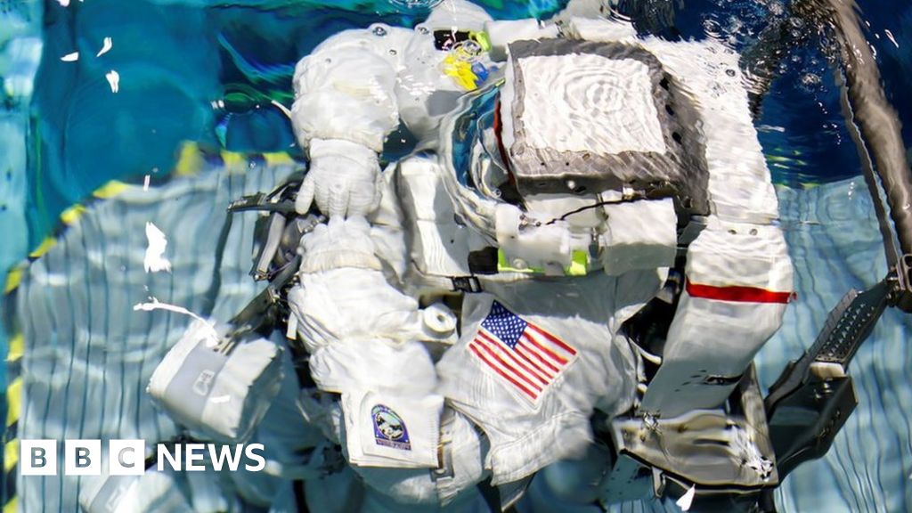 Nasa astronauts train in underwater space station