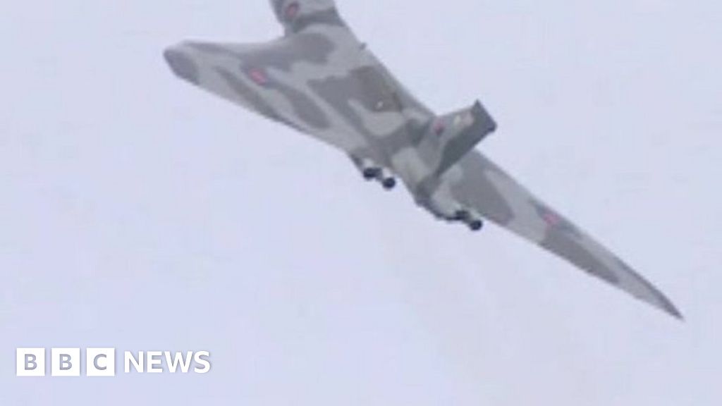 Last Vulcan's final ever flypast at Robin Hood Airport - BBC News