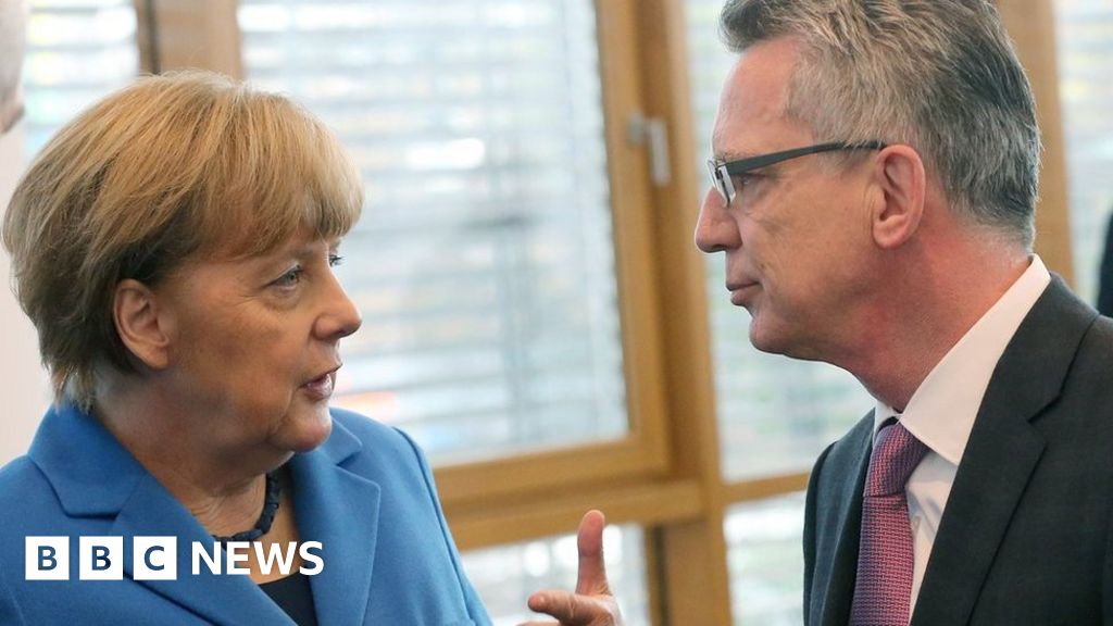 Migrants crisis: Merkel 'backs De Maiziere' in refugee row - BBC News