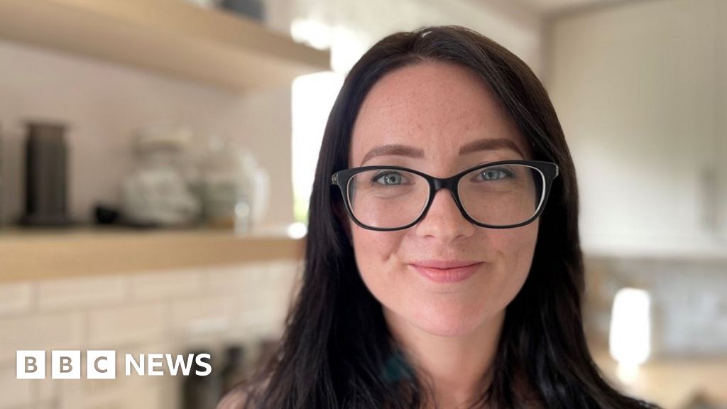 Women's symptoms ignored by GPs - campaigners - BBC News