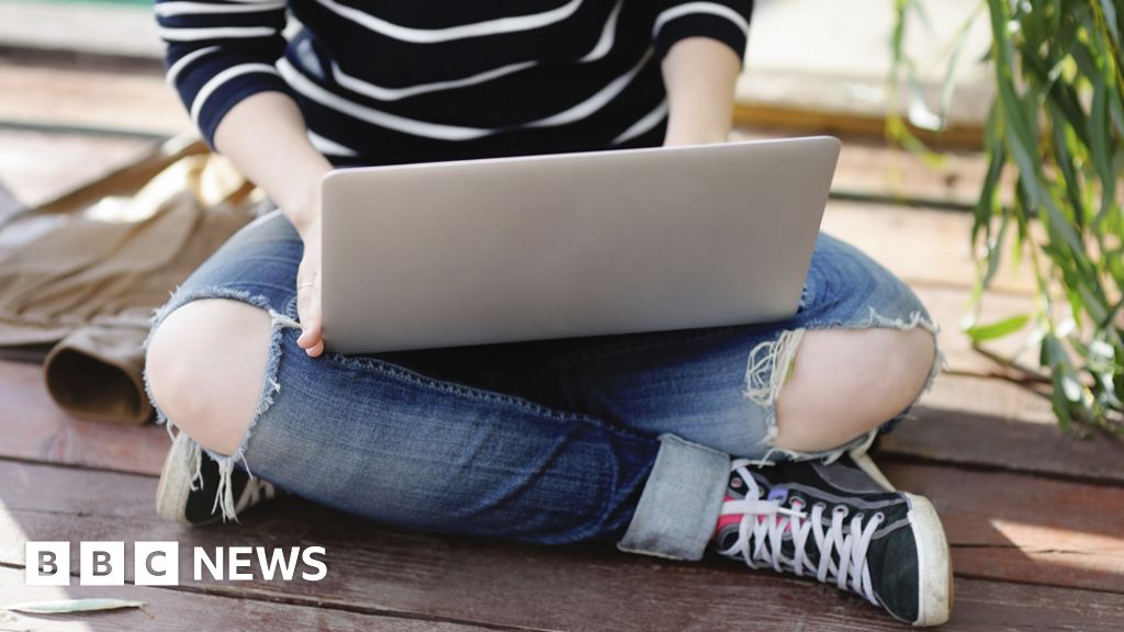 The man who helps students to cheat - BBC News