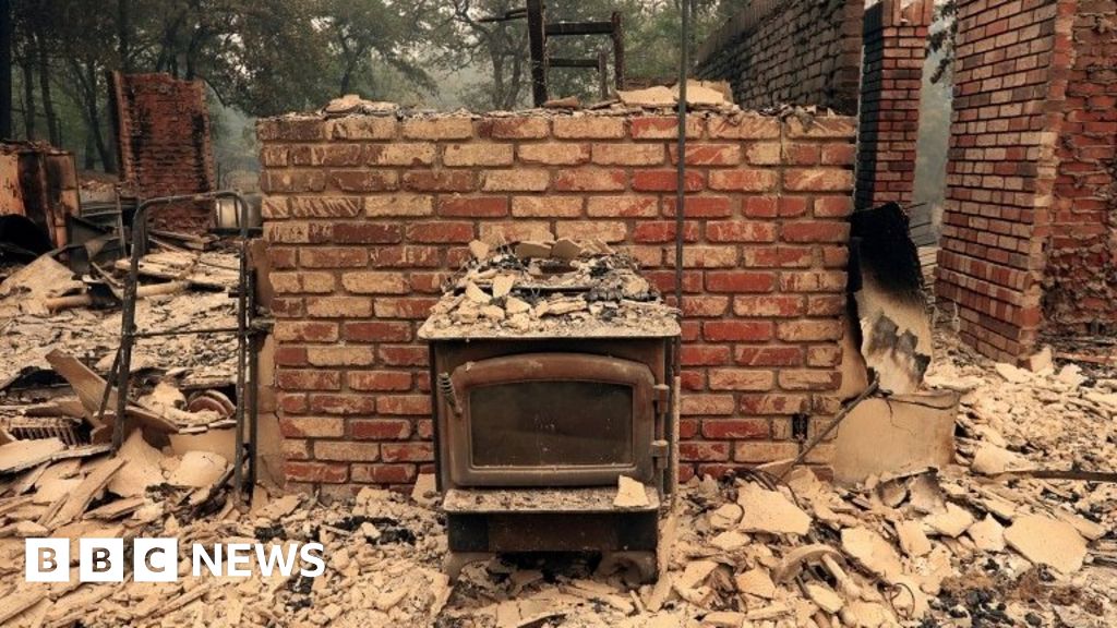 Carr fire: California blaze kills children and great-grandmother - BBC News