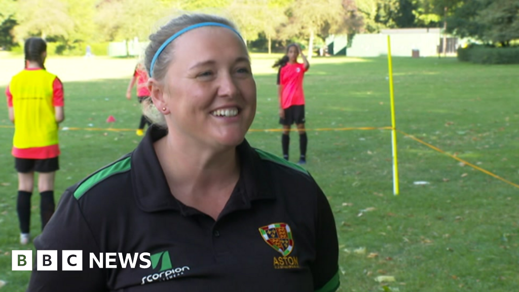 Female footballer tells of fight to overturn FA ban - BBC News