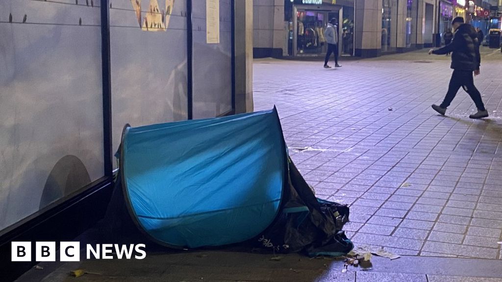 Liverpool Council: Homeless hub opens at night in city - BBC News