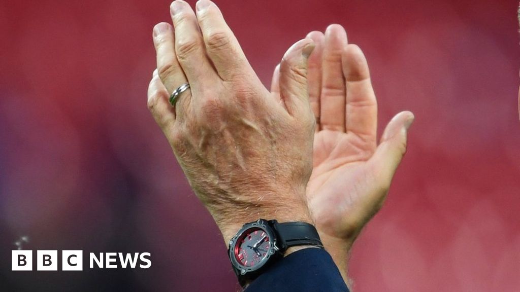 Malaysian teachers confused by clapping practice order - BBC News