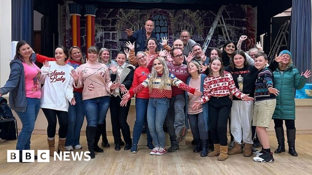 Panto group celebrate award-winning year - BBC News