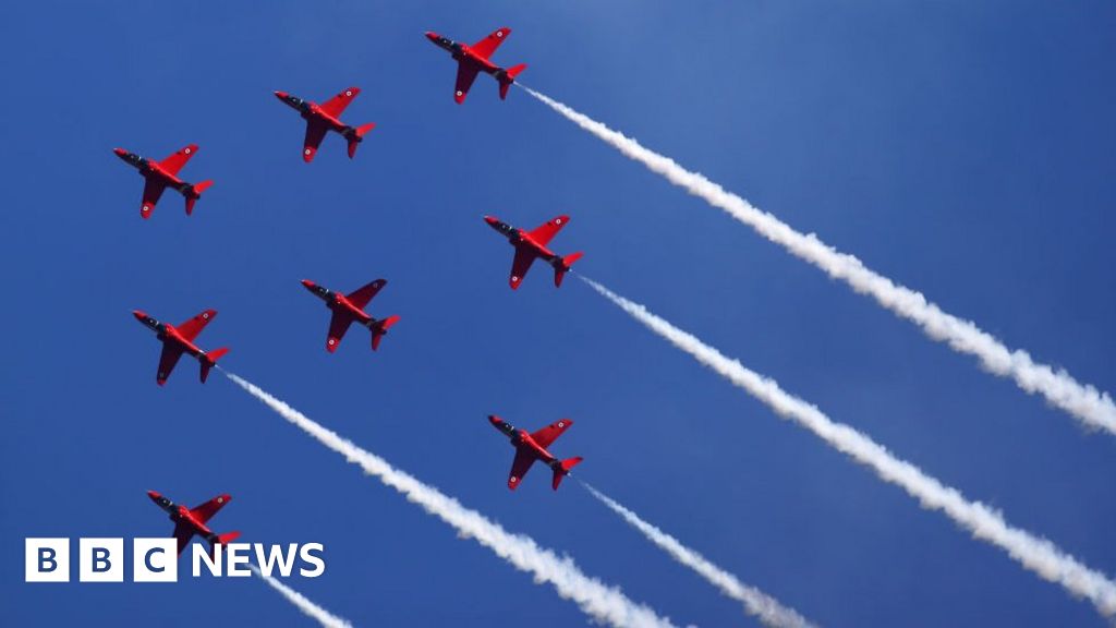 Red Arrows jet unable to perform at Bournemouth Air Festival - BBC News